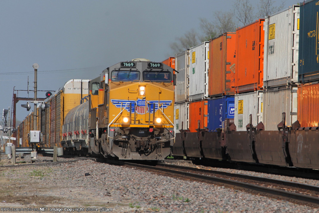 UP 7669 meets a eb bnsf stack train.